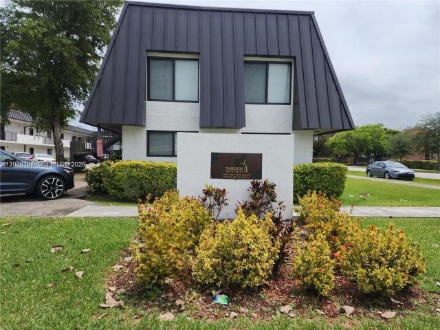 Luxury apartment complex for rent in Cutler Bay, United States