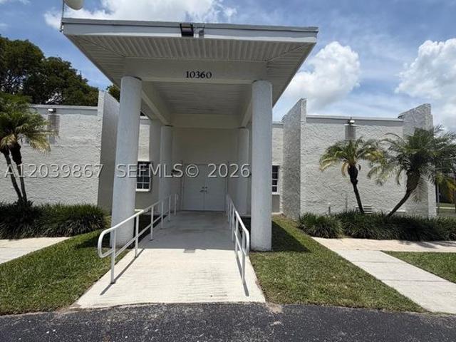Luxury apartment complex for rent in Cutler Bay, Florida