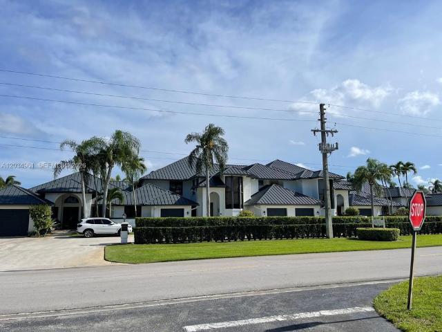 Luxury apartment complex for rent in Atlantis, Florida
