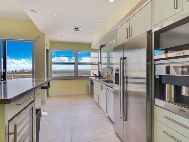 Luxury apartment complex for rent in Aventura, Florida