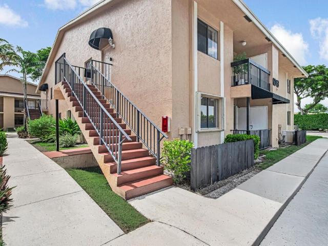Luxury apartment complex for rent in Aventura, Florida