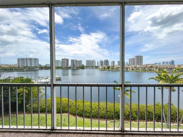 Luxury apartment complex for rent in Aventura, Florida