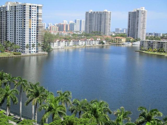 Luxury apartment complex for rent in Aventura, Florida