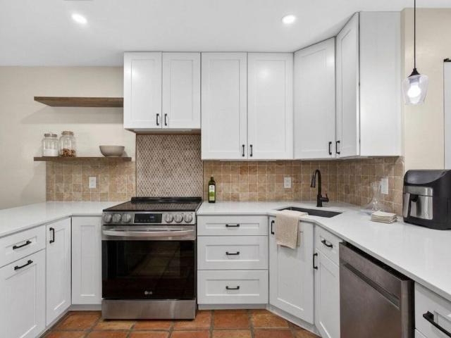 Luxury apartment complex for rent in Aventura, Florida