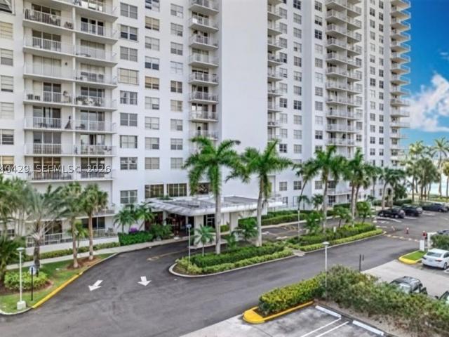 Luxury apartment complex for rent in Aventura, Florida