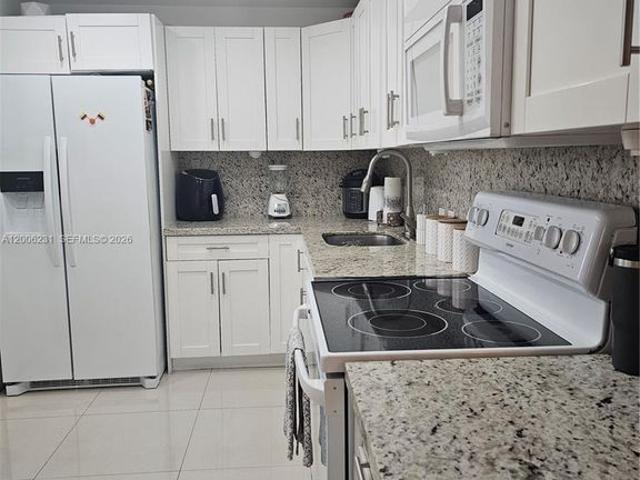 Luxury apartment complex for rent in Aventura, Florida