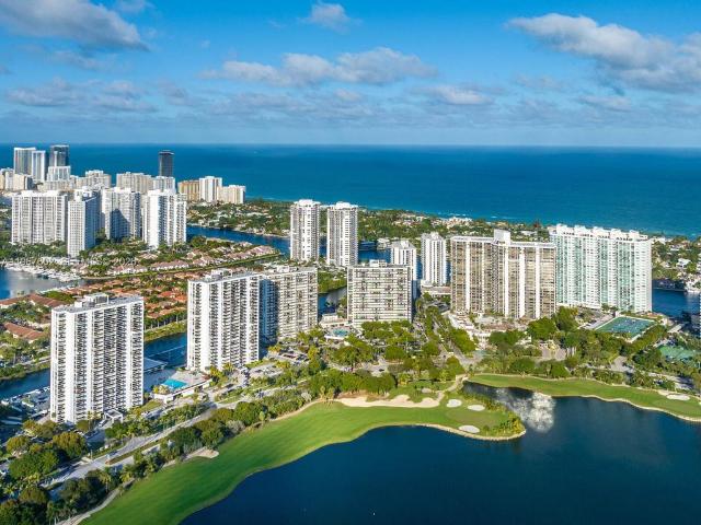 Luxury apartment complex for rent in Aventura, Florida