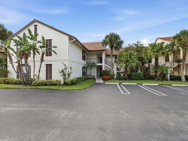Luxury apartment complex for rent in Aventura, Florida