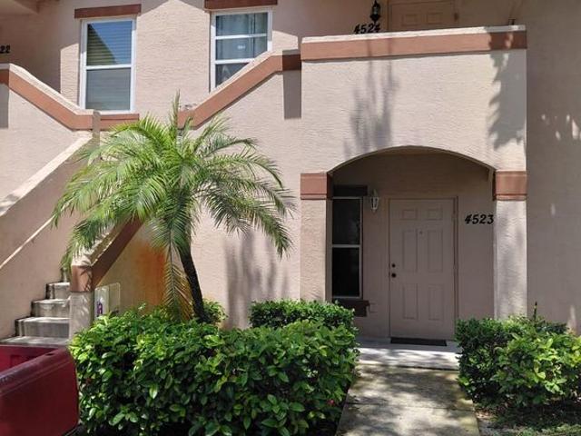 Luxury apartment complex for rent in Aventura, Florida