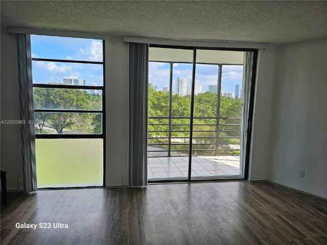 Luxury apartment complex for rent in Aventura, Florida