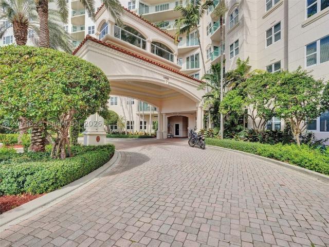 Luxury apartment complex for rent in Aventura, Florida