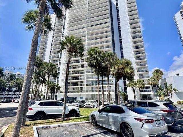 Luxury apartment complex for rent in Aventura, Florida