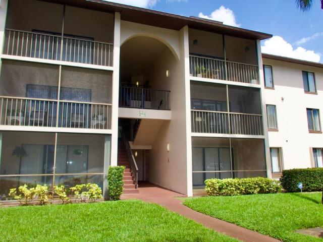 Luxury apartment complex for rent in Aventura, Florida