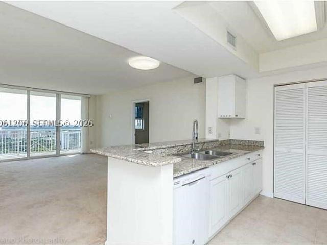 Luxury apartment complex for rent in Aventura, Florida