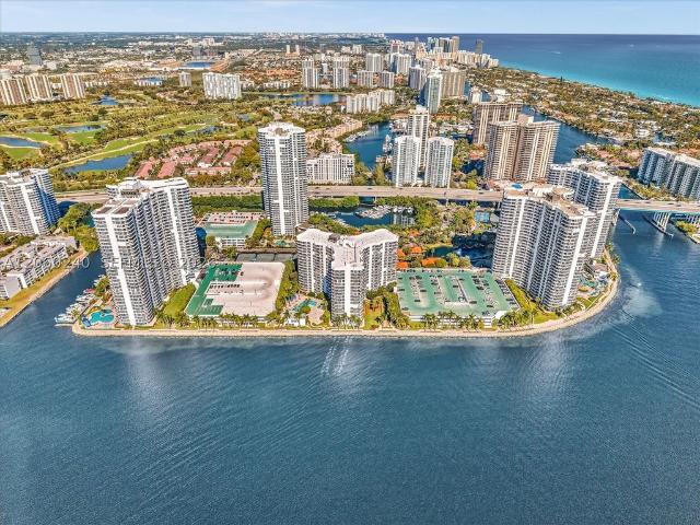 Luxury apartment complex for rent in Aventura, Florida