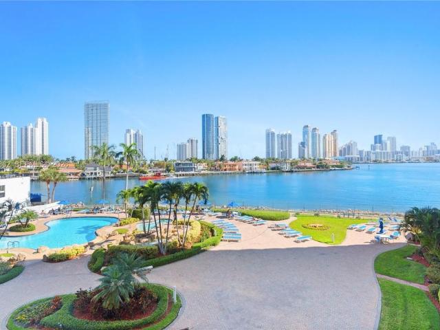 Luxury apartment complex for rent in Aventura, Florida