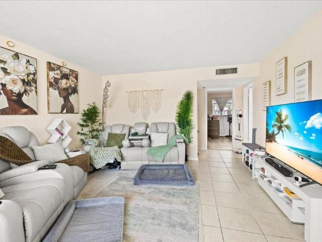 Luxury apartment complex for rent in Aventura, Florida