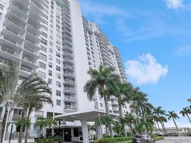 Luxury apartment complex for rent in Aventura, Florida