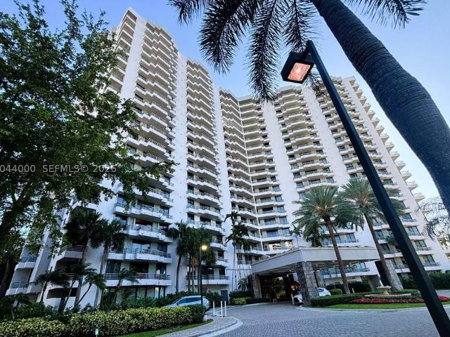 Luxury apartment complex for rent in Aventura, Florida
