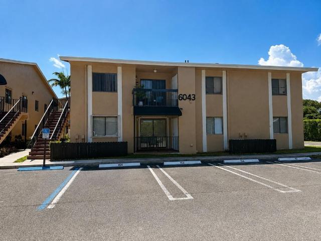 Luxury apartment complex for rent in Aventura, Florida