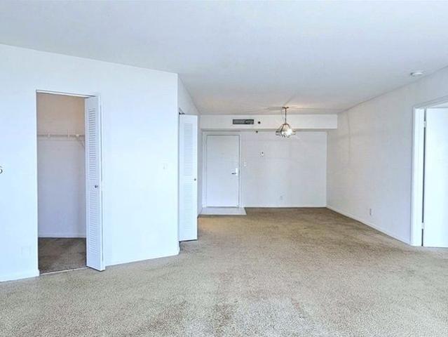 Luxury apartment complex for rent in Aventura, Florida