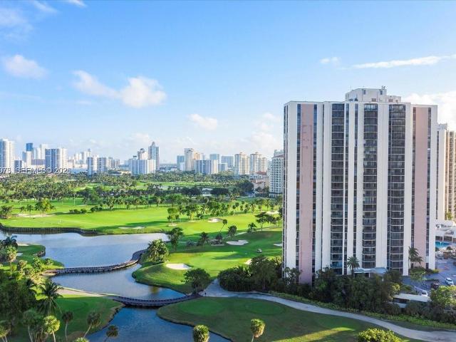 Luxury apartment complex for rent in Aventura, United States