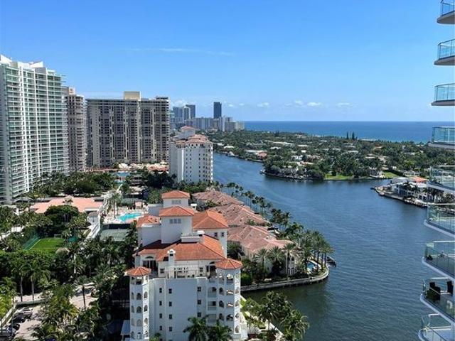 Luxury apartment complex for rent in Aventura, United States
