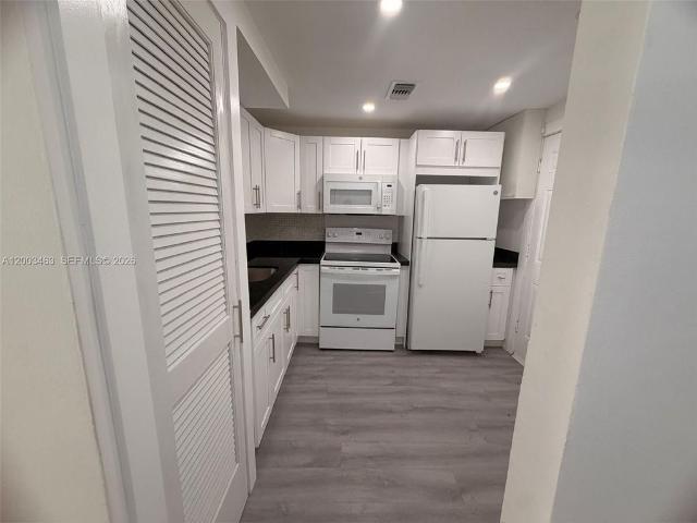 Luxury apartment complex for rent in Aventura, United States