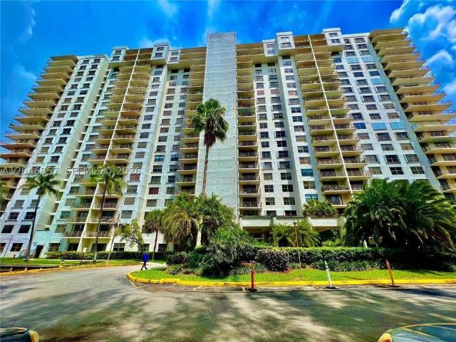 Luxury apartment complex for rent in Aventura, United States