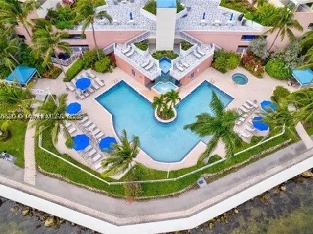Luxury apartment complex for rent in Aventura, United States