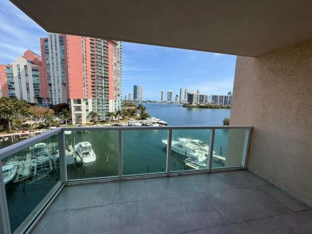 Luxury apartment complex for rent in Aventura, United States