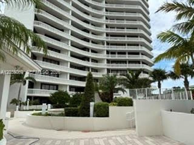 Luxury apartment complex for rent in Aventura, United States