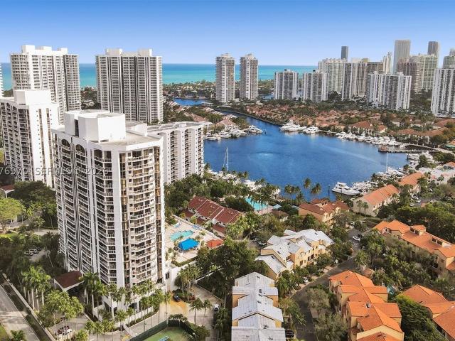 Luxury apartment complex for rent in Aventura, United States