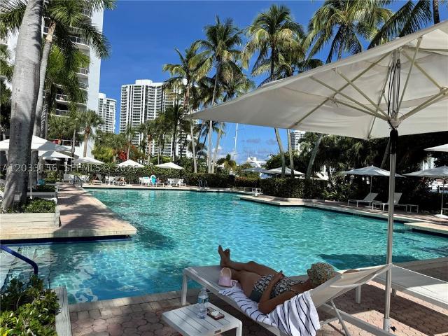Luxury apartment complex for rent in Aventura, United States