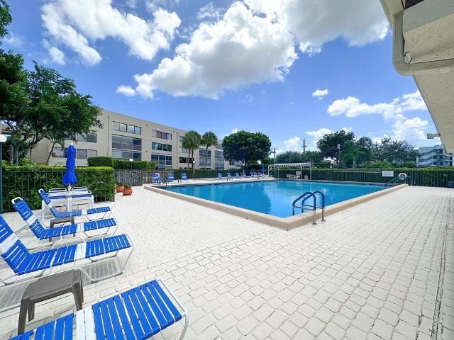 Luxury apartment complex for rent in Aventura, United States