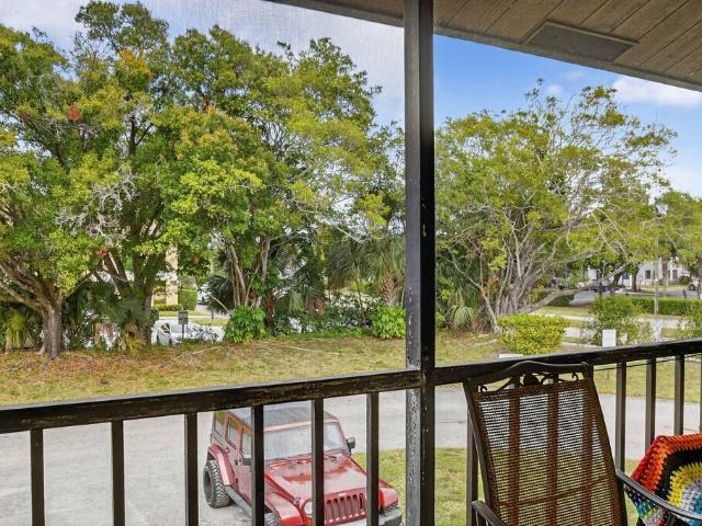 Luxury apartment complex for rent in Aventura, United States