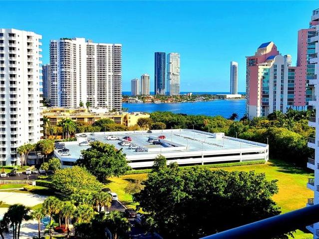 Luxury apartment complex for rent in Aventura, United States
