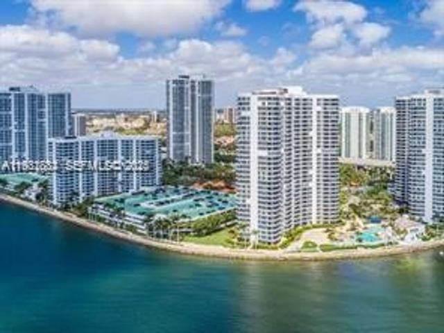 Luxury apartment complex for rent in Aventura, United States