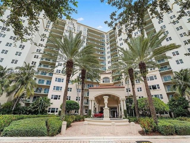 Luxury apartment complex for rent in Aventura, United States