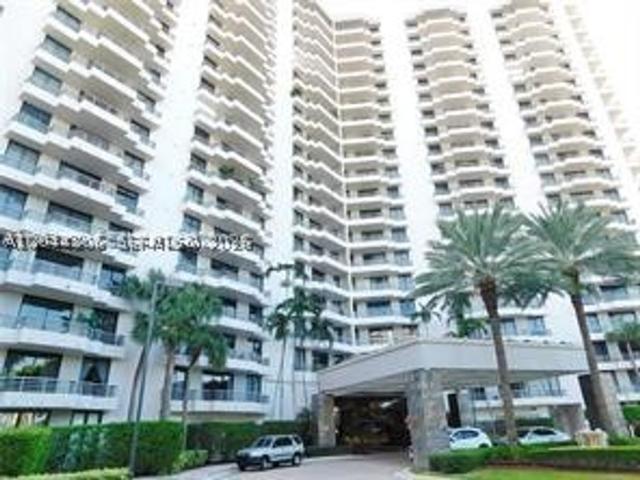 Luxury apartment complex for rent in Aventura, United States