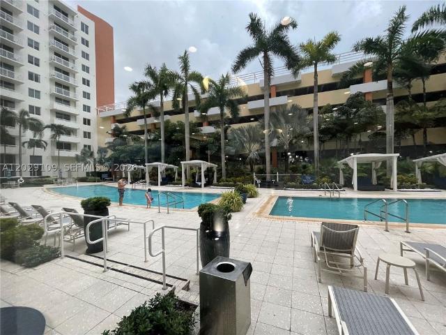 Luxury apartment complex for rent in Aventura, United States