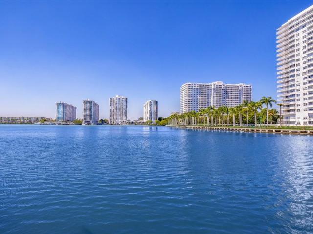 Luxury apartment complex for rent in Aventura, United States