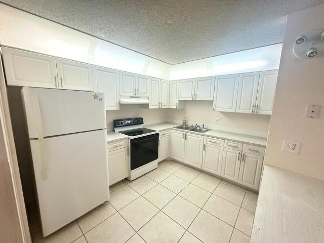 Luxury apartment complex for rent in Aventura, United States
