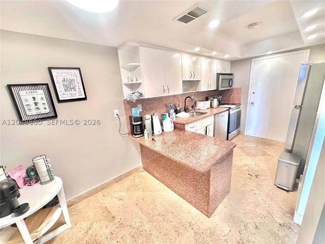 Luxury apartment complex for rent in Aventura, United States