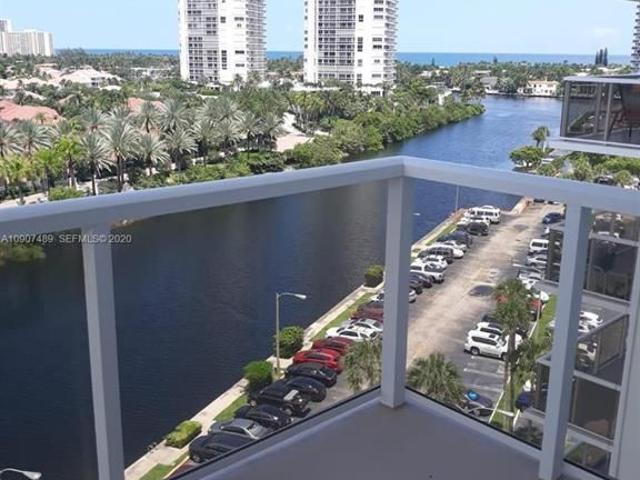 Luxury apartment complex for rent in Aventura, United States