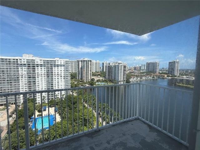Luxury apartment complex for rent in Aventura, United States