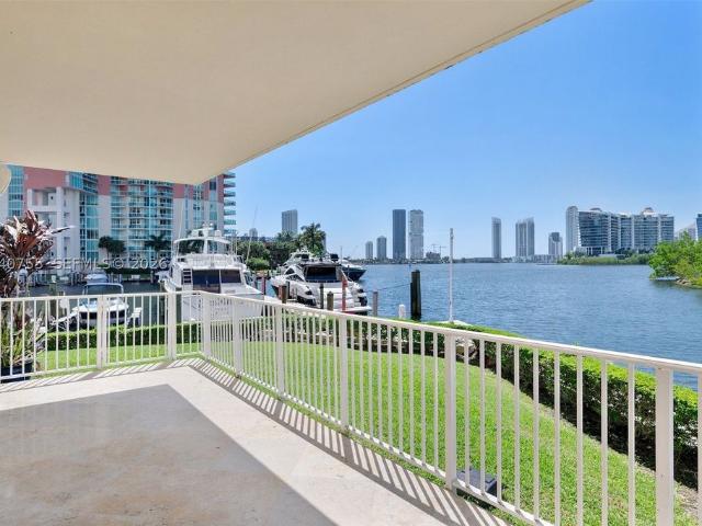 Luxury apartment complex for rent in Aventura, United States