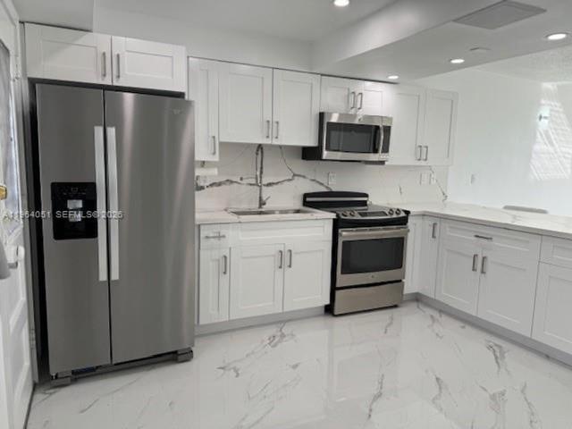 Luxury apartment complex for rent in Aventura, United States