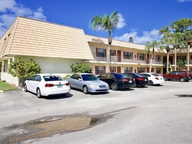 Luxury apartment complex for rent in Aventura, United States