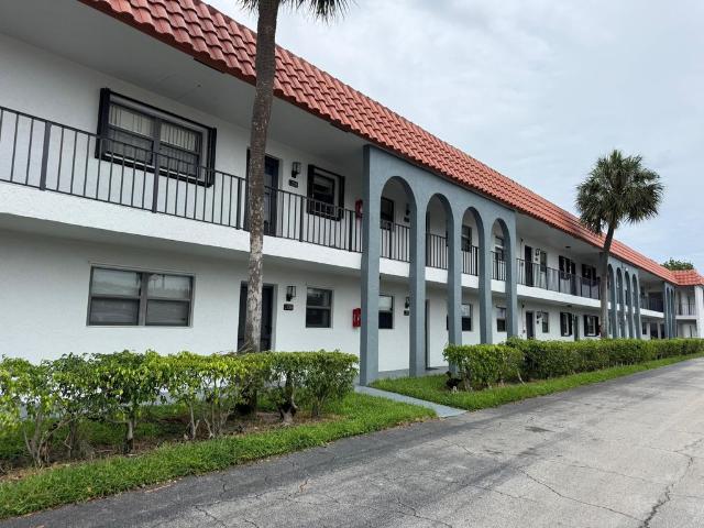 Luxury apartment complex for rent in Boynton Beach, United States